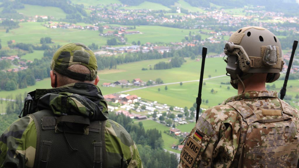 Swedish JTAC exercised in taxing Alpine environment - Swedish Armed Forces