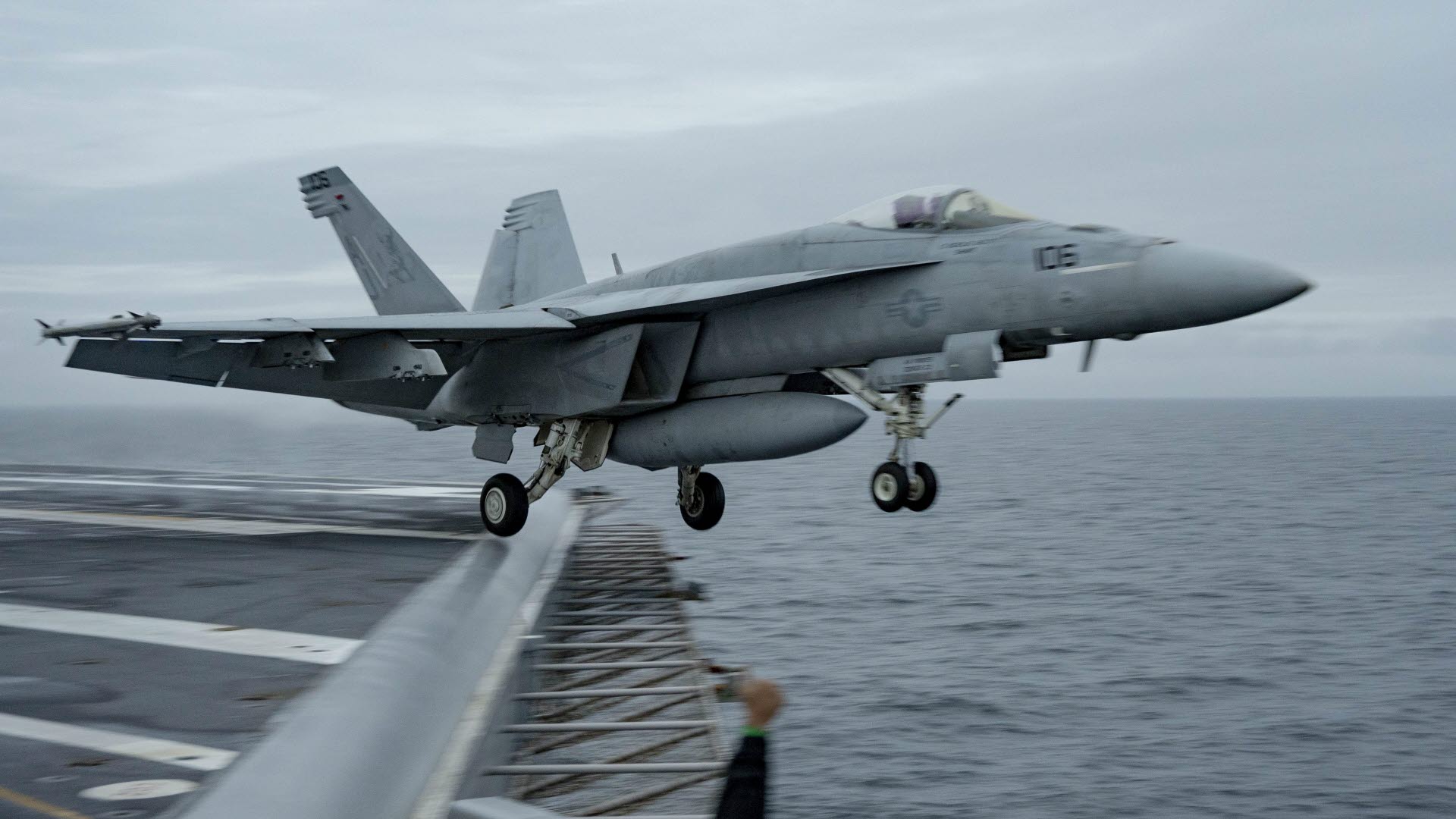 Svenska sjöofficerare tjänstgör på USS Gerald R. Ford Carrier Strike ...