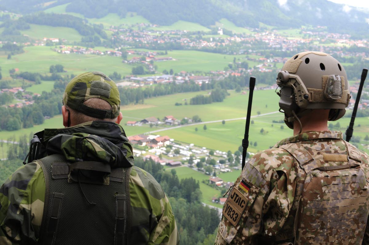 Svenska JTAC övas i krävande alpmiljö - Försvarsmakten