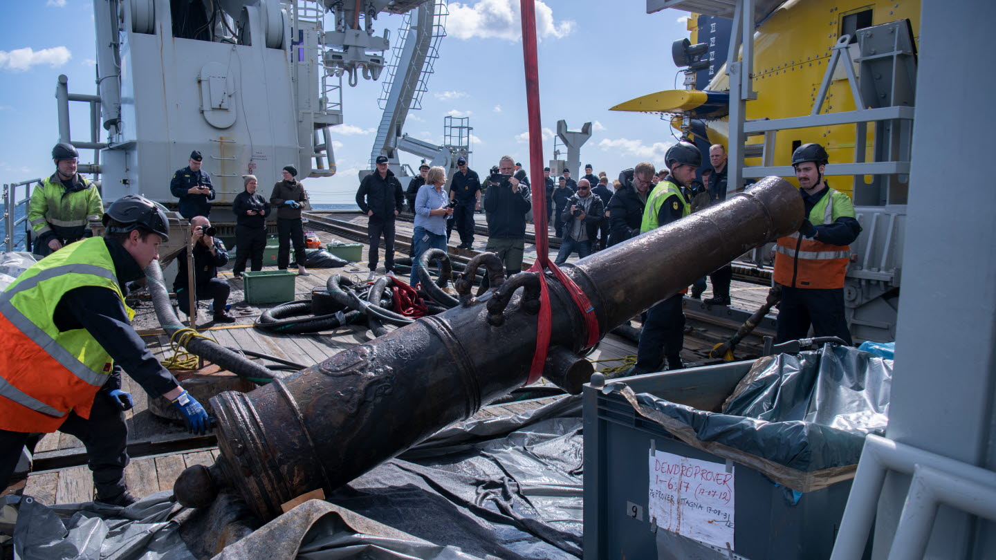 Försvarsmakten och HMS Belos bärgar fynd från regalskeppet Kronan ...