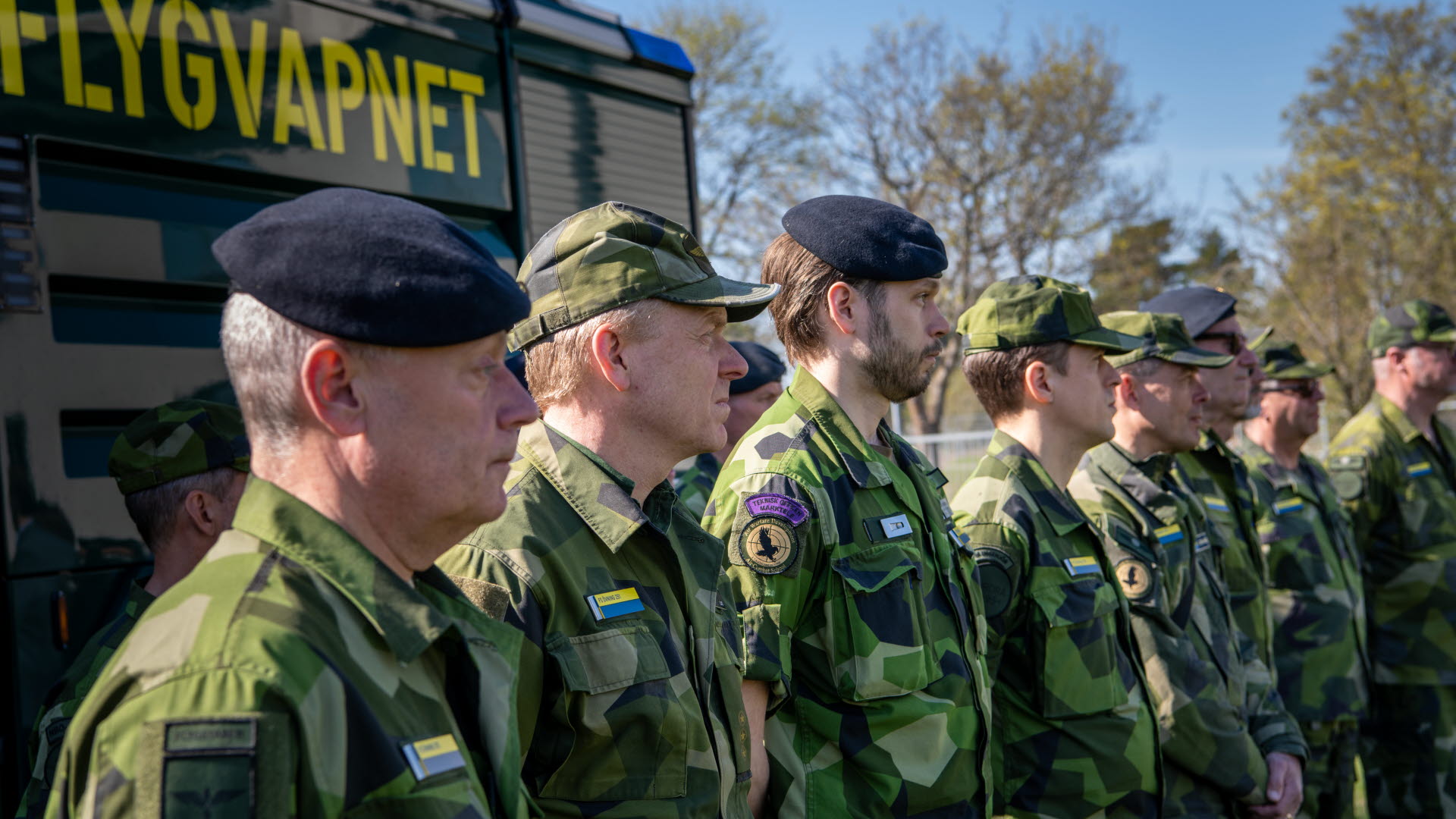 Nya brandbilar levererades till flygvapnet - Försvarsmakten