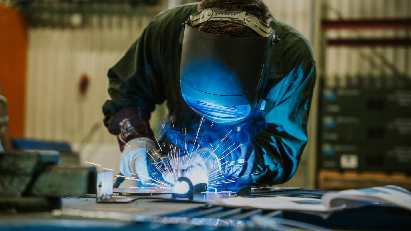 Conscripts at the Air Defence Regiment weld stoves for Ukraine ...