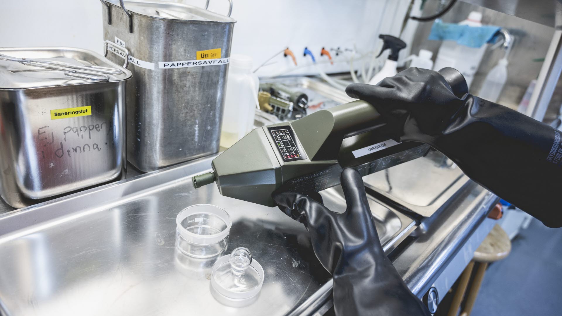 Skyddscentrum övar med de riktigt dödliga ämnena - Försvarsmakten