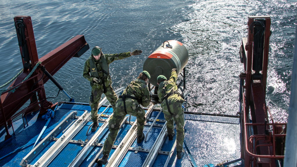 Marinen minerade med handelsfartyg under Aurora 23 - Försvarsmakten