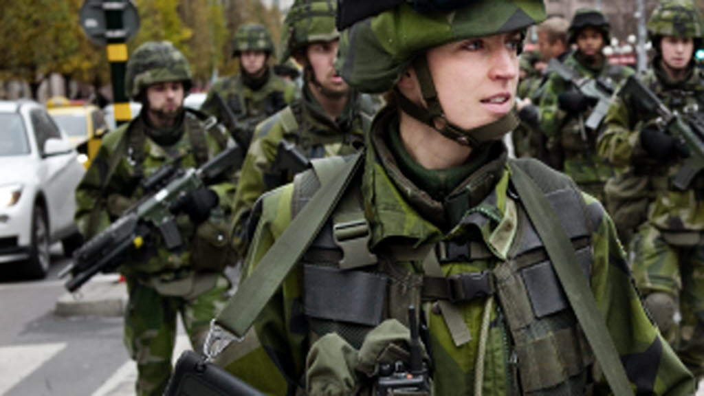 Från stridsledare till släpbärare - Försvarsmakten