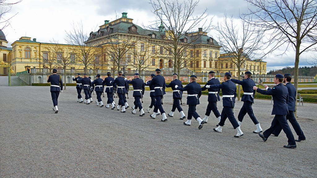 De vaktar Drottningholms slott - Försvarsmakten