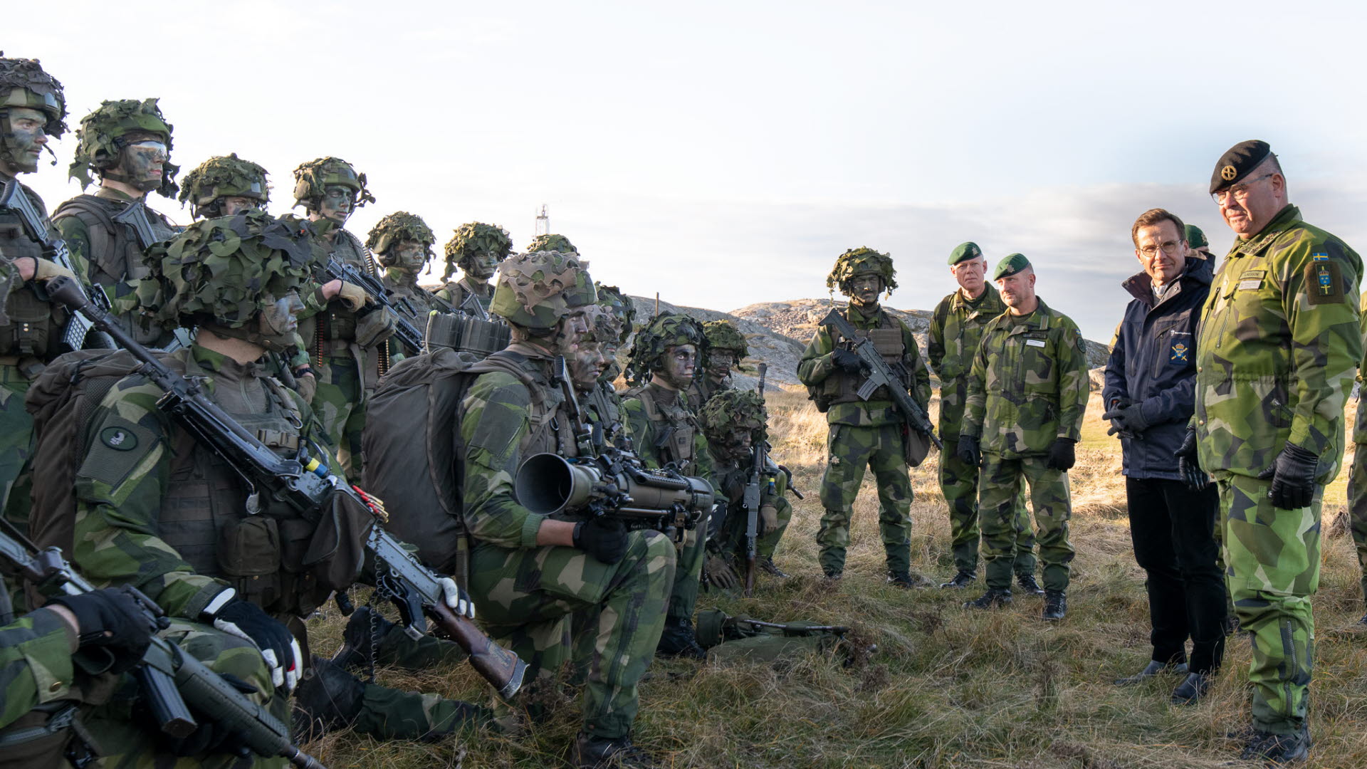 Historiskt när ÖB Michael Claesson och statsminister Ulf Kristersson ...