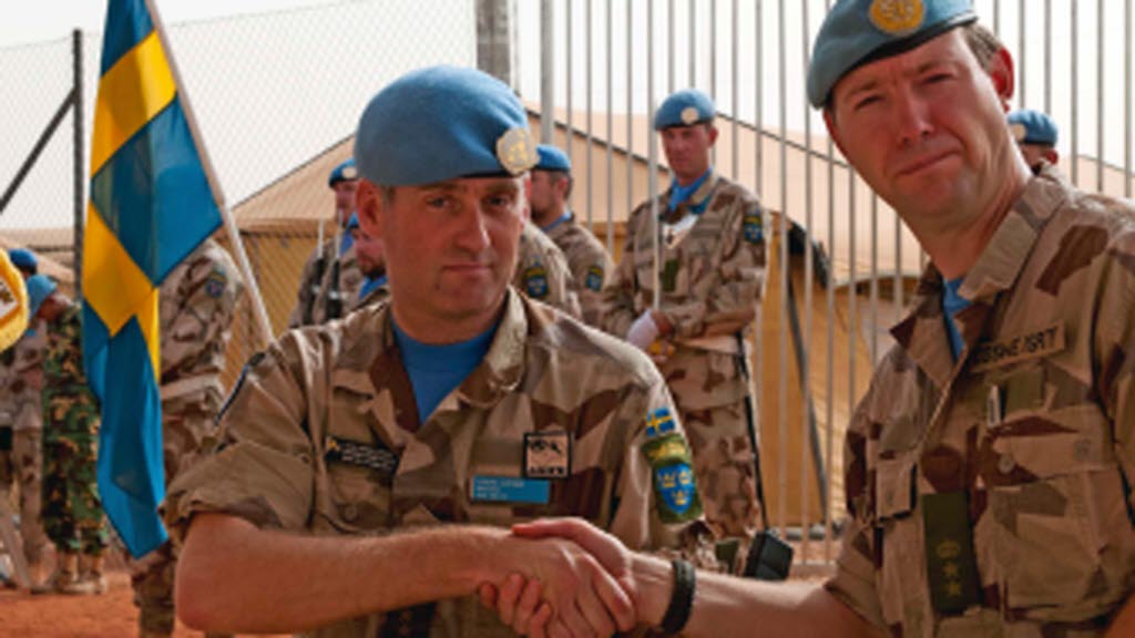 Överlämning under Afrikas stekande sol - Försvarsmakten