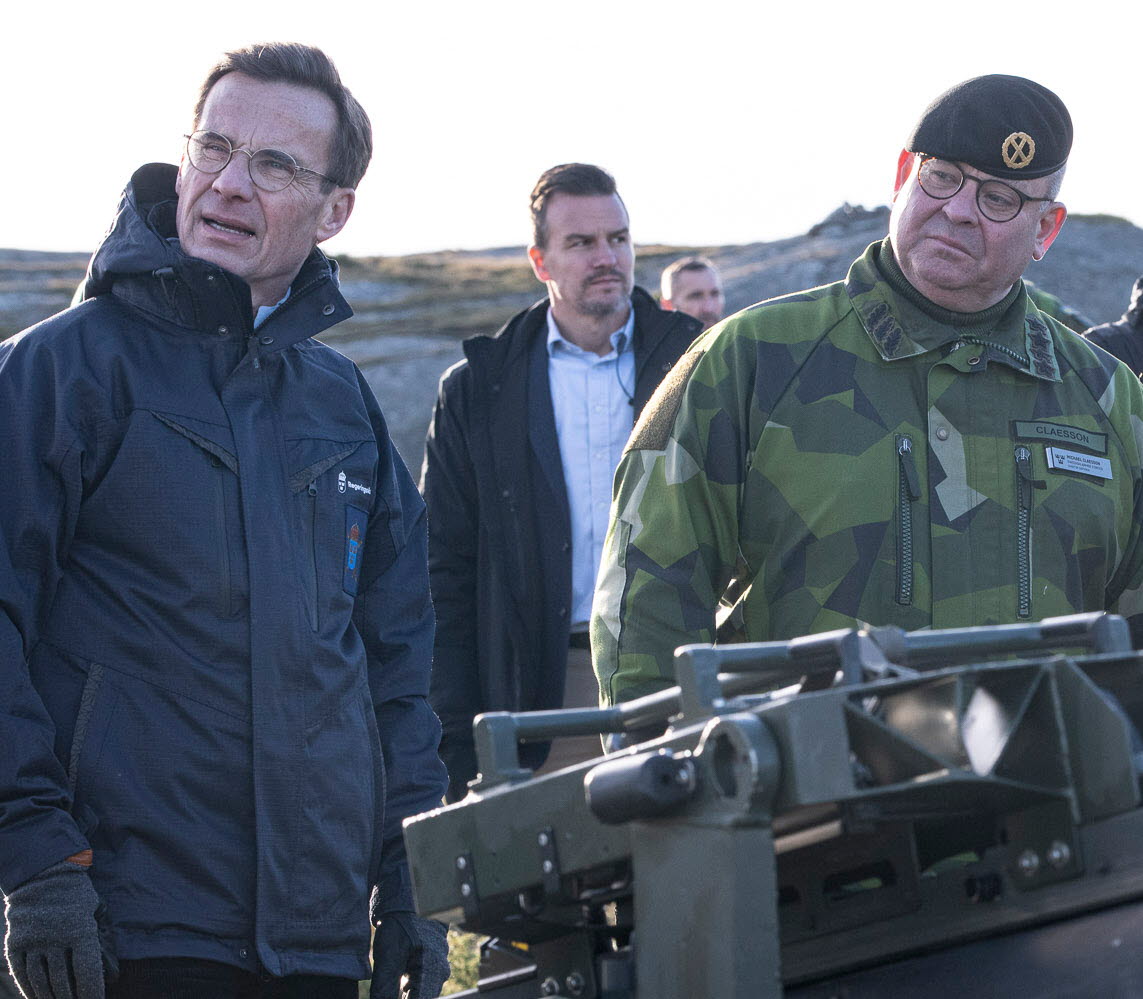 Historiskt när ÖB Michael Claesson och statsminister Ulf Kristersson ...