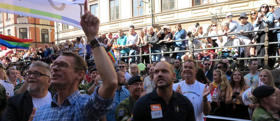 Solen Sken På Försvarsmaktens Deltagare I Pride Paraden Försvarsmakten