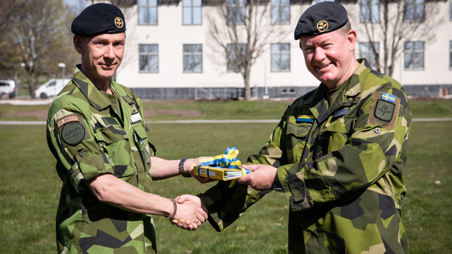 Nya brandbilar levererades till flygvapnet - Försvarsmakten