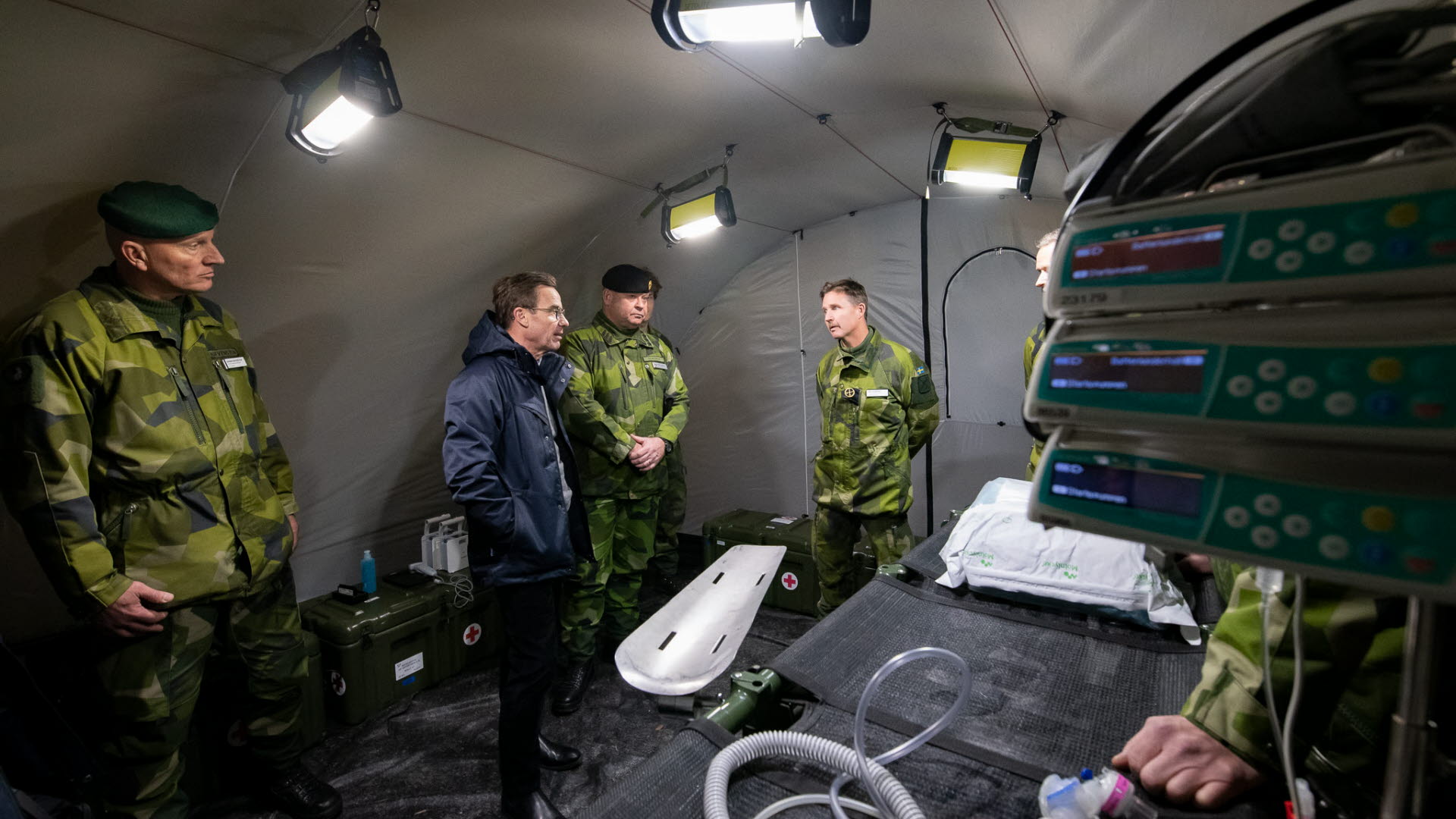 Historiskt när ÖB Michael Claesson och statsminister Ulf Kristersson ...