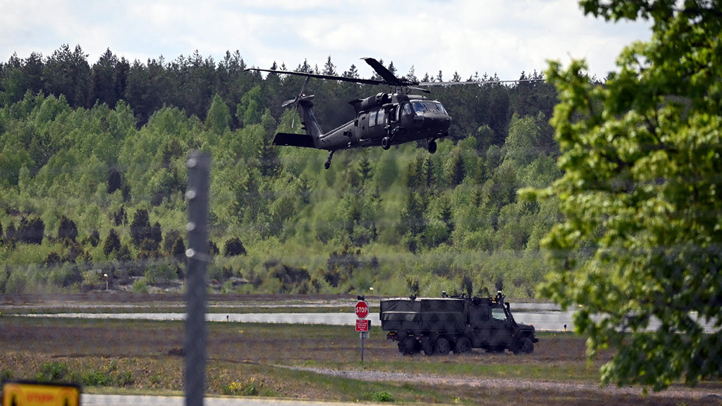 Totalförsvar i praktiken på Axamo flygplats - Försvarsmakten