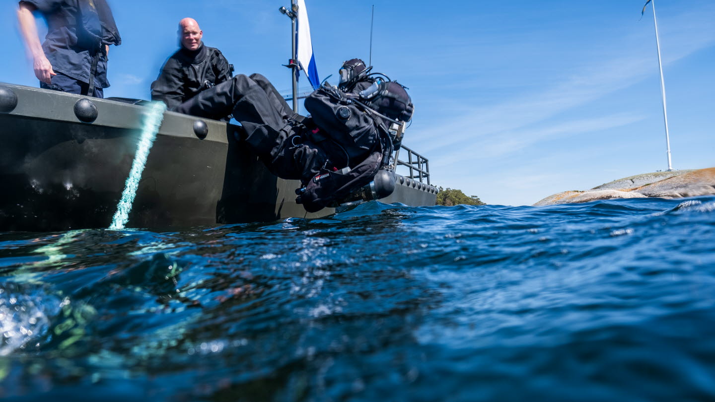 Byter sjöstridsdräkt mot torrdräkt och blir dykare en stund ...