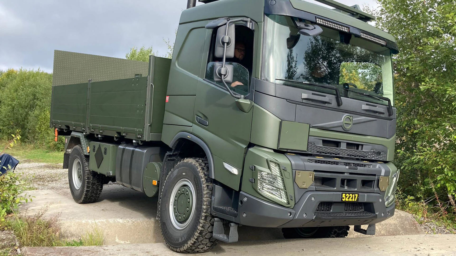 Nya flaklastbilar på rull - Försvarsmakten