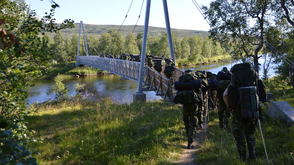 Första fjällmarschen för årets nyinryckta soldater - Försvarsmakten