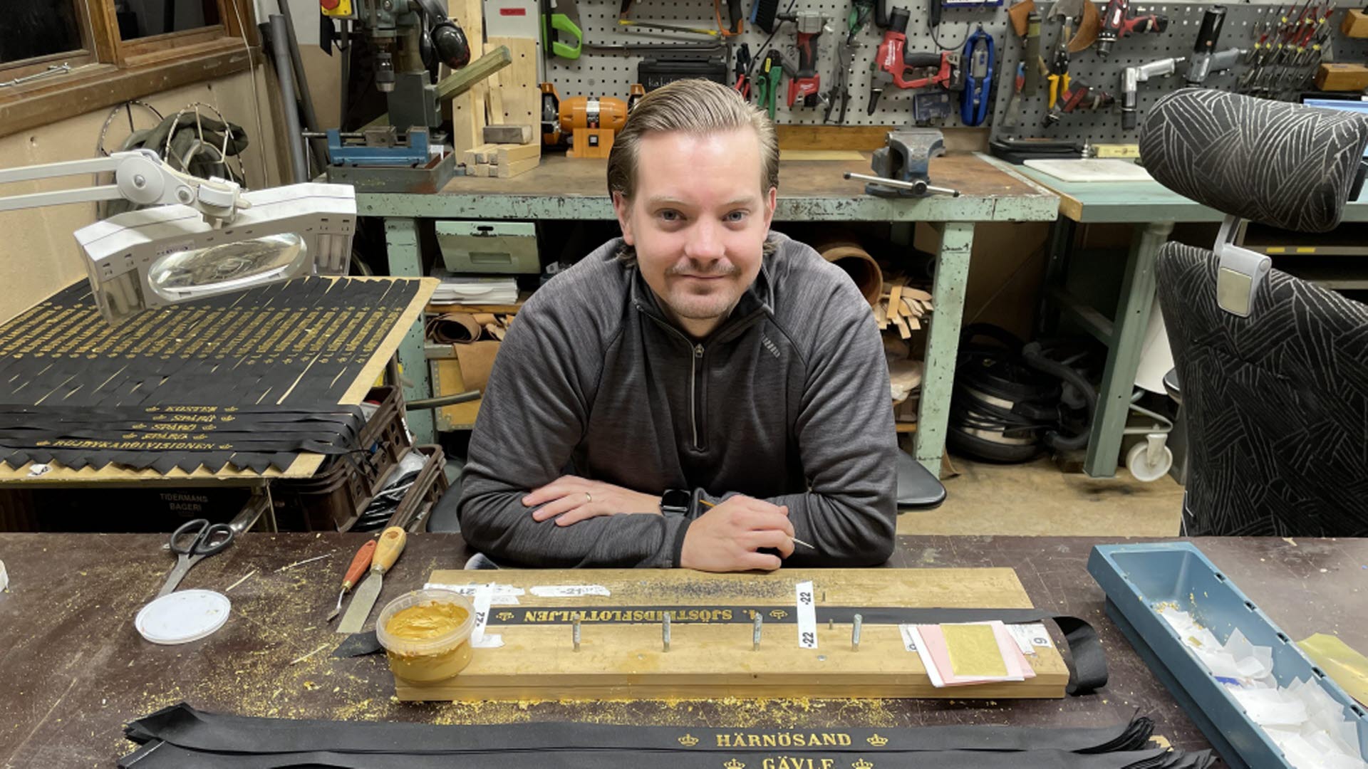 Traditionsbevarande mössbandstillverkare - Försvarsmakten