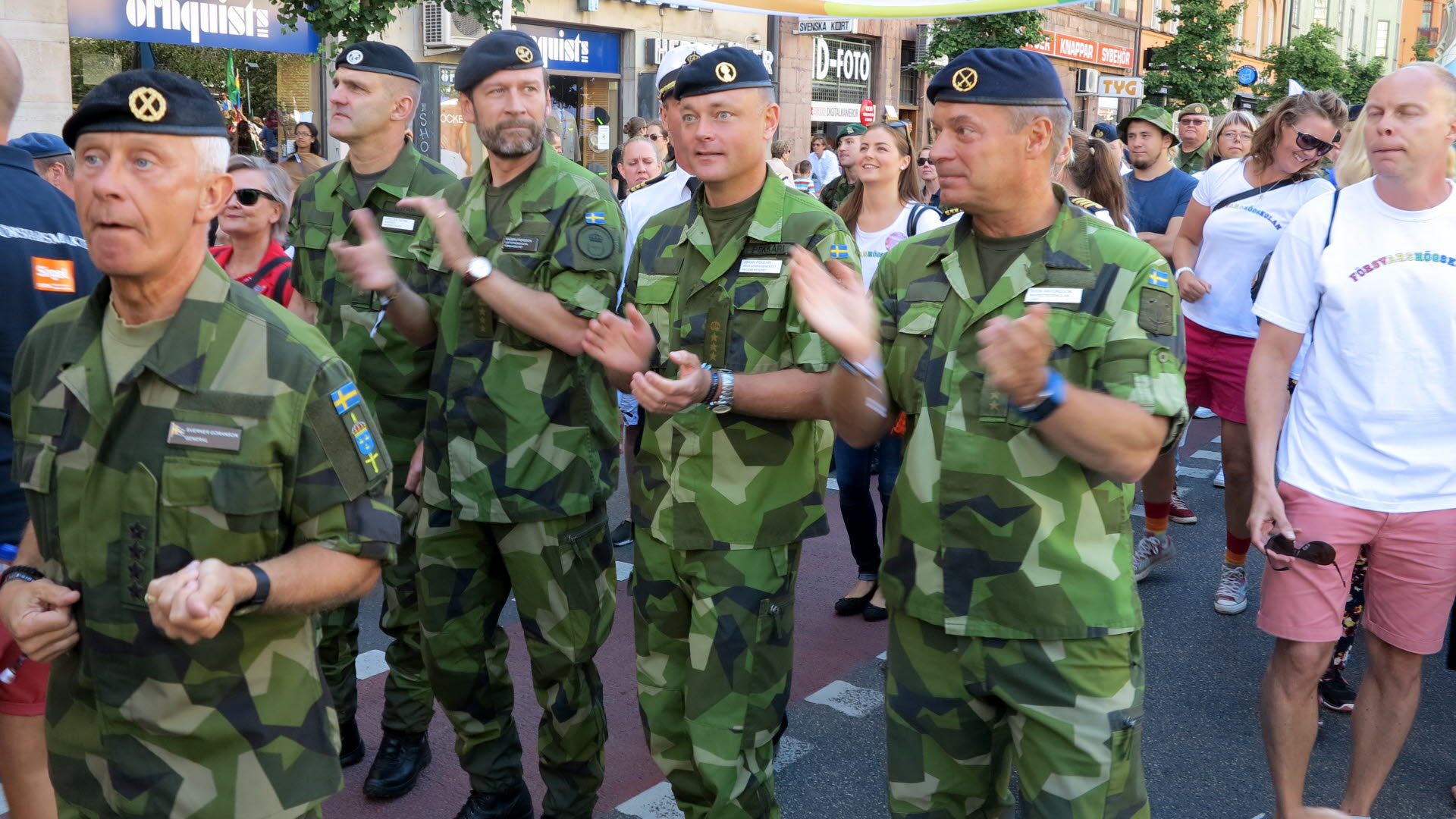 Solen Sken På Försvarsmaktens Deltagare I Pride Paraden Försvarsmakten