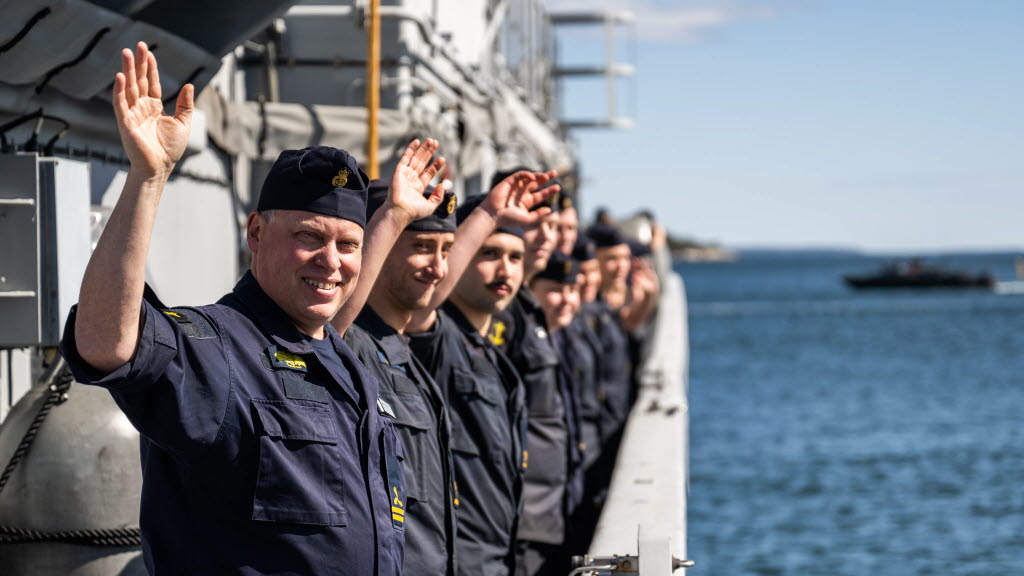 HMS Kullen kastar loss för att ansluta till Natos stående ...