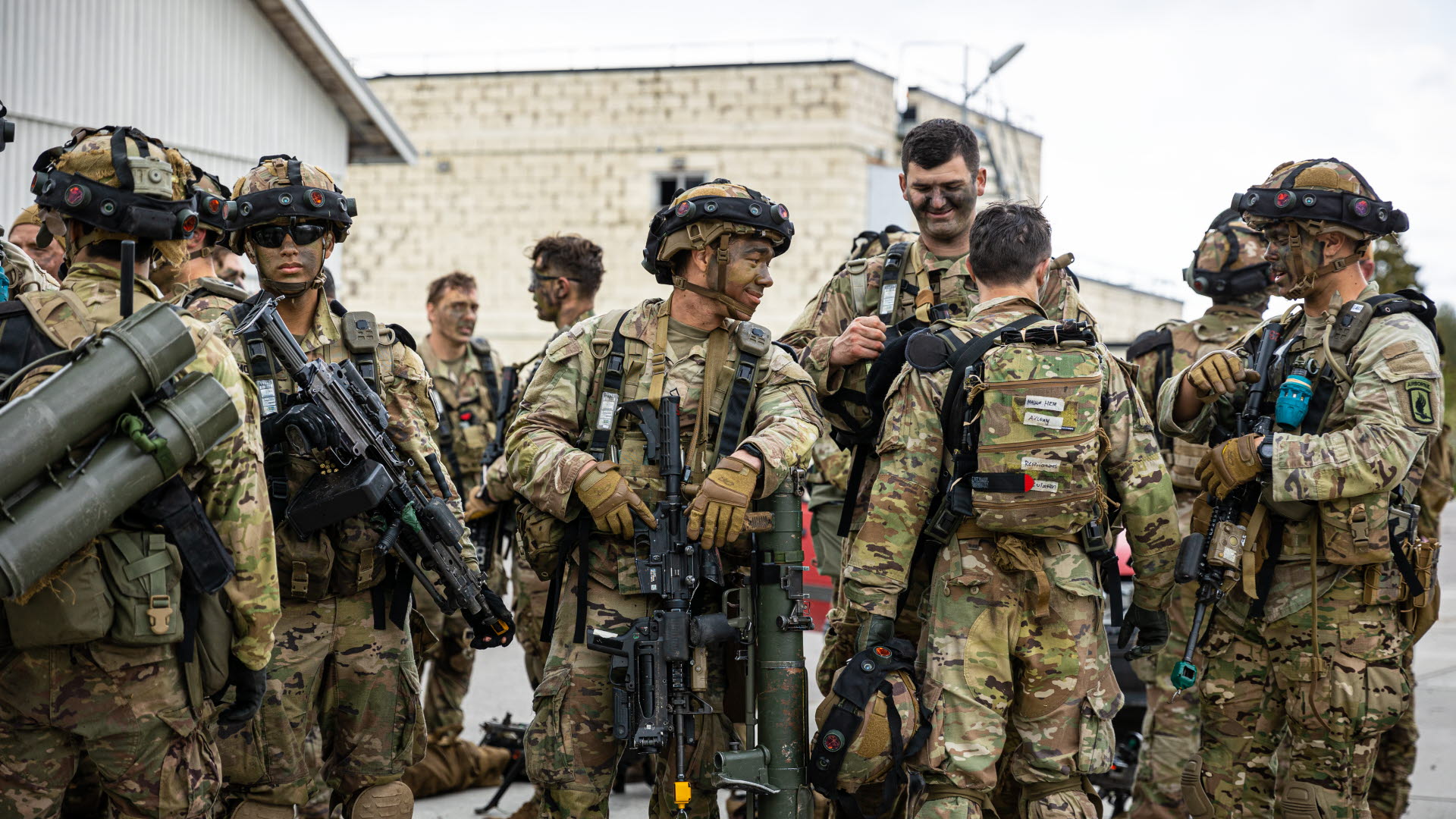 Svenska och amerikanska soldater samövar strid i bebyggelse ...