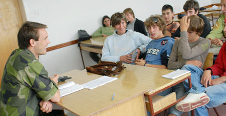 Kosovos framtid är ung - Försvarsmakten