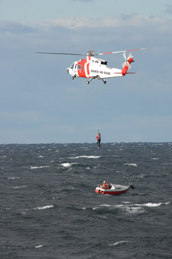 HMS Sundsvall på sjöräddningsuppdrag - Försvarsmakten