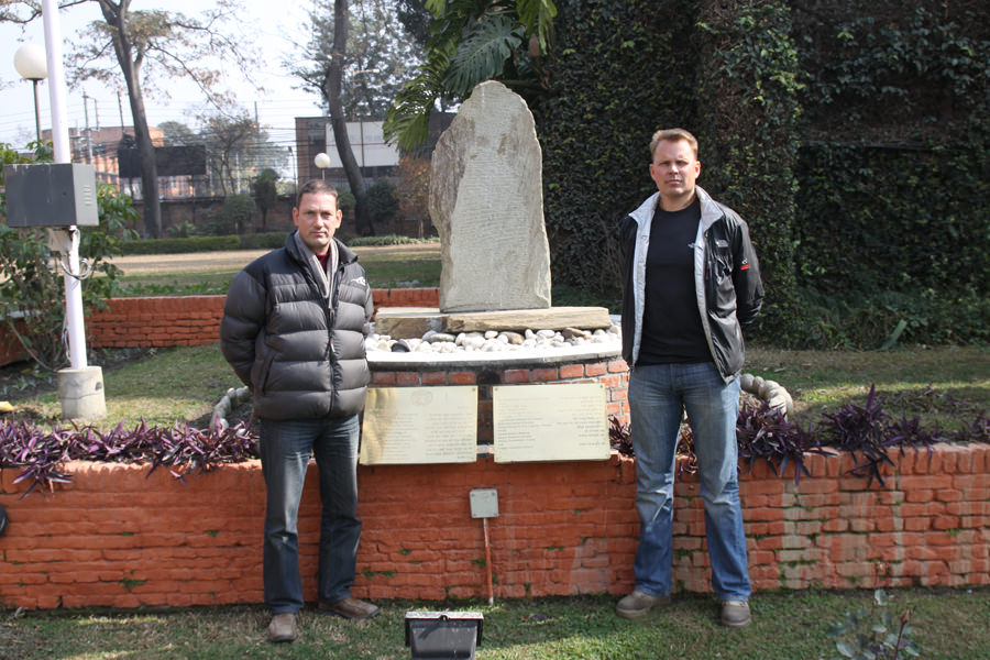 Unmin halar flaggan i Nepal - Försvarsmakten