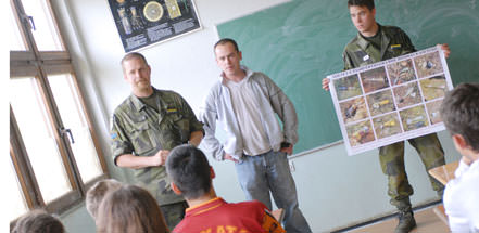 Svenska soldater varnar barn för minor - Försvarsmakten