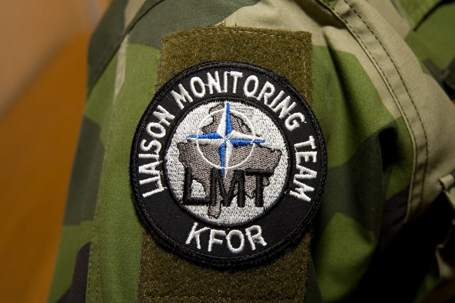 KFOR-generalen lyssnar på LMT - Försvarsmakten