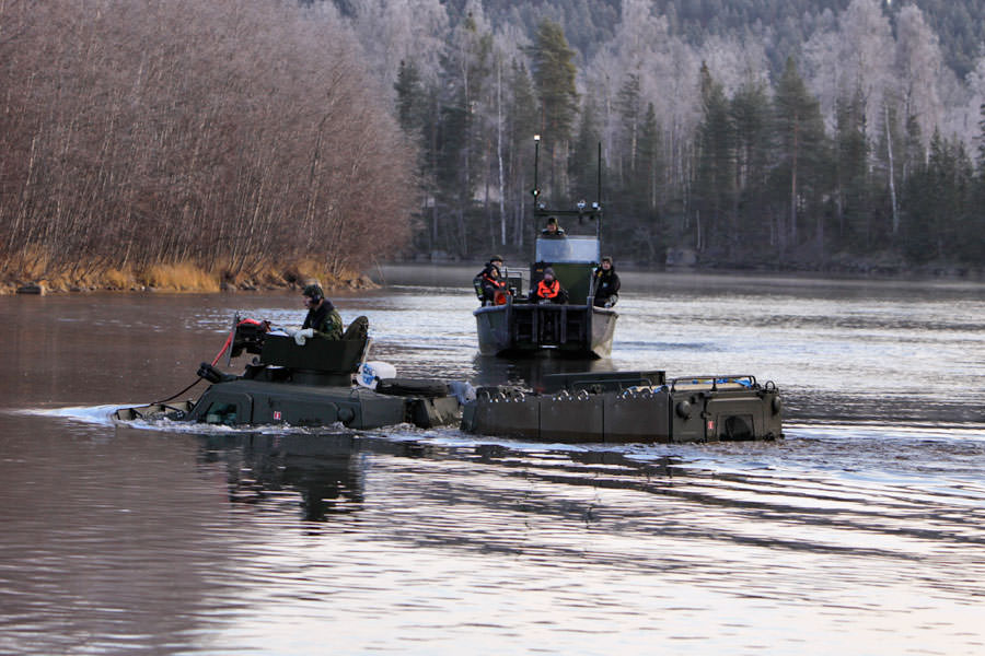 Höstbad för bandvagnar - Försvarsmakten