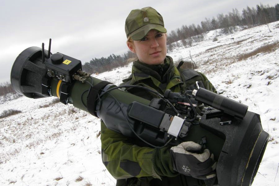 Specialistofficer först med att skjuta skarp robot - Försvarsmakten