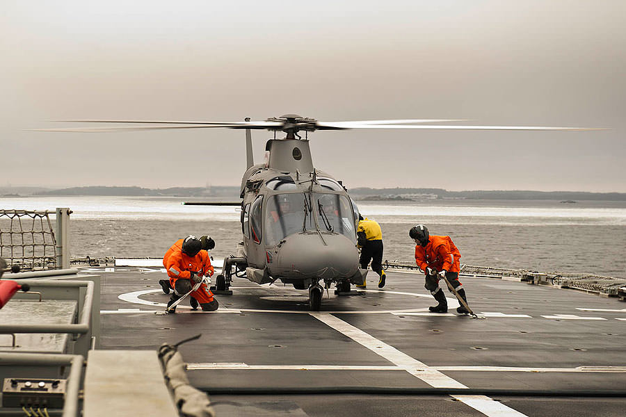 Med helikopter ombord - Försvarsmakten