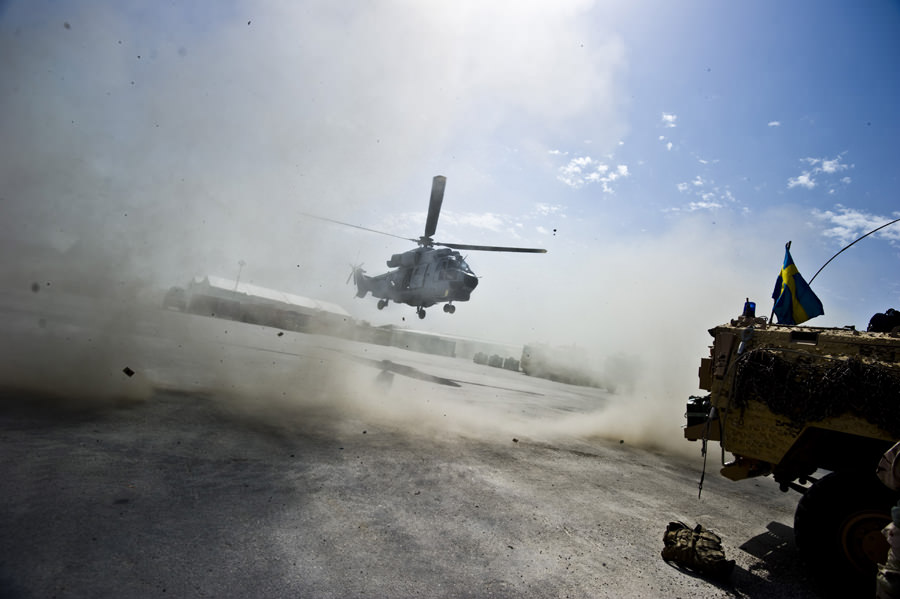Obruten vårdkedja med svenska helikoptrar - Försvarsmakten
