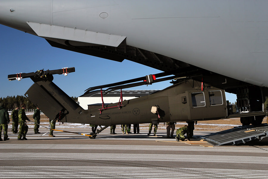 Helikopter 16 på väg till Afghanistan - Försvarsmakten